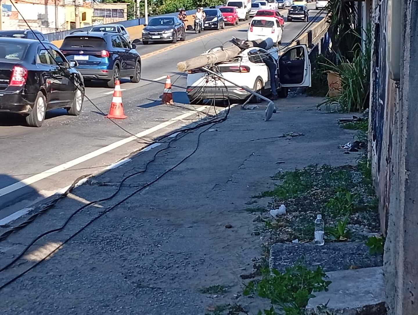 Carro bate em poste e congestiona Viaduto Ryu Mizuno - Diário de Suzano