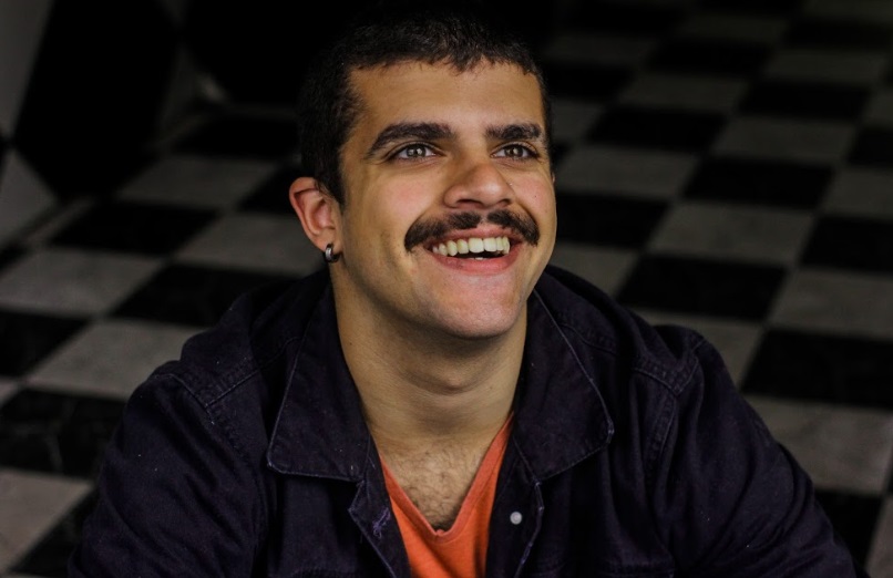 Rapper suzanense Simas canta o desespero e o amadurecimento em 'Unhas e ...